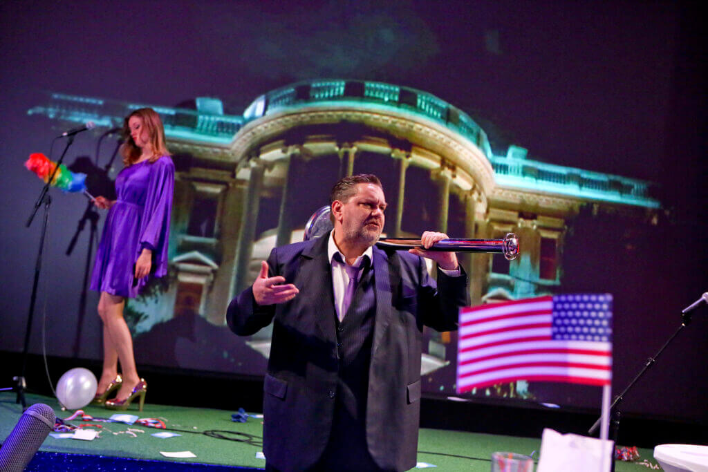 Kritik: Mike Daisey: Trump | Dortmund | Die Deutsche Bühne