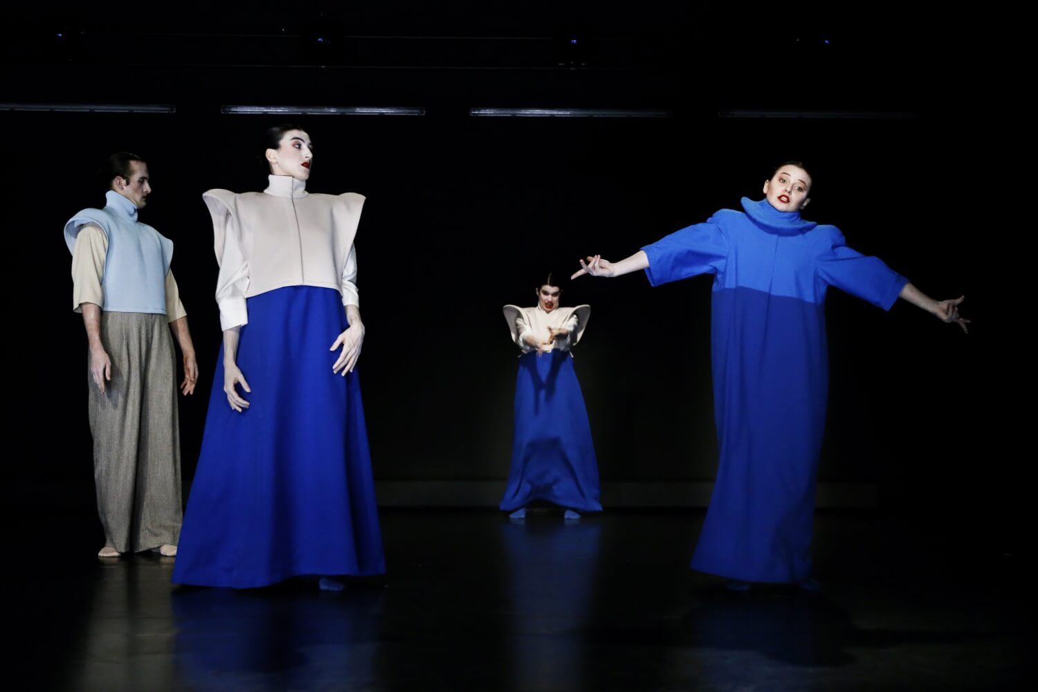 Kritik: Hege Haagenrud: Hyper Normal | Leipzig | Die Deutsche Bühne