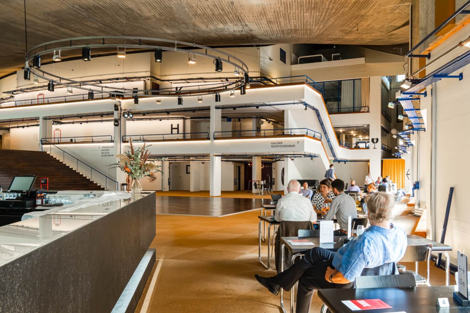 Das Theaters Basel: Ein Foyer als Wohnzimmer | Die Deutsche Bühne