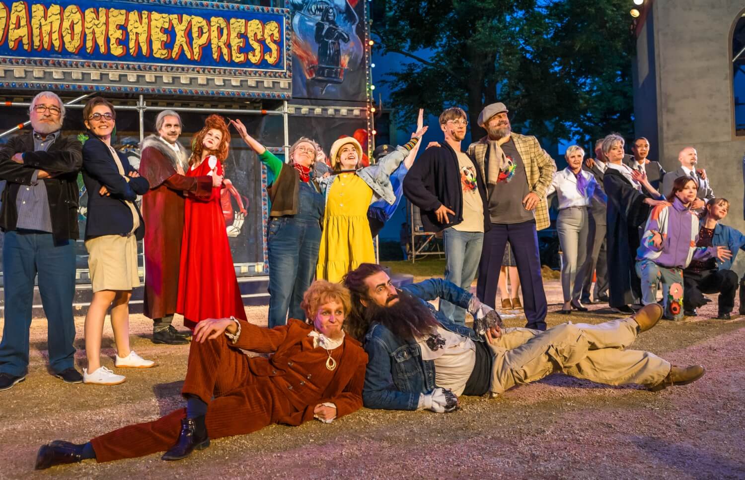 Kritik: Lutz Hillmann: Spuk unterm Riesenrad | Bautzen | Die Deutsche Bühne