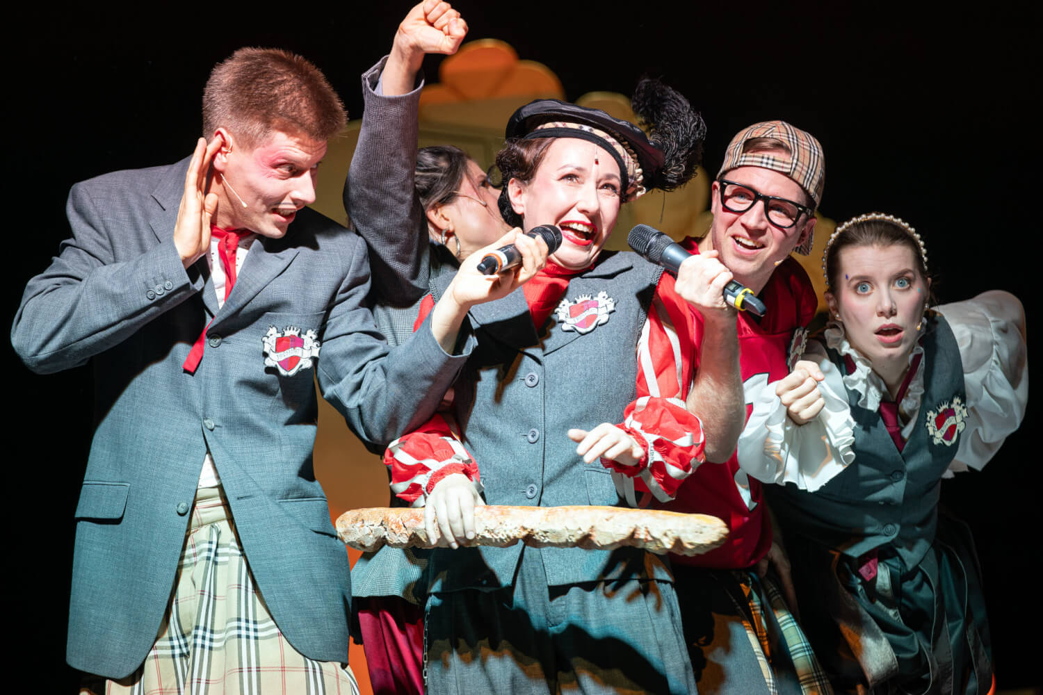 Kritik: Juli Mahid Carly: Mariah Stuart – heads will roll | Leipzig ...