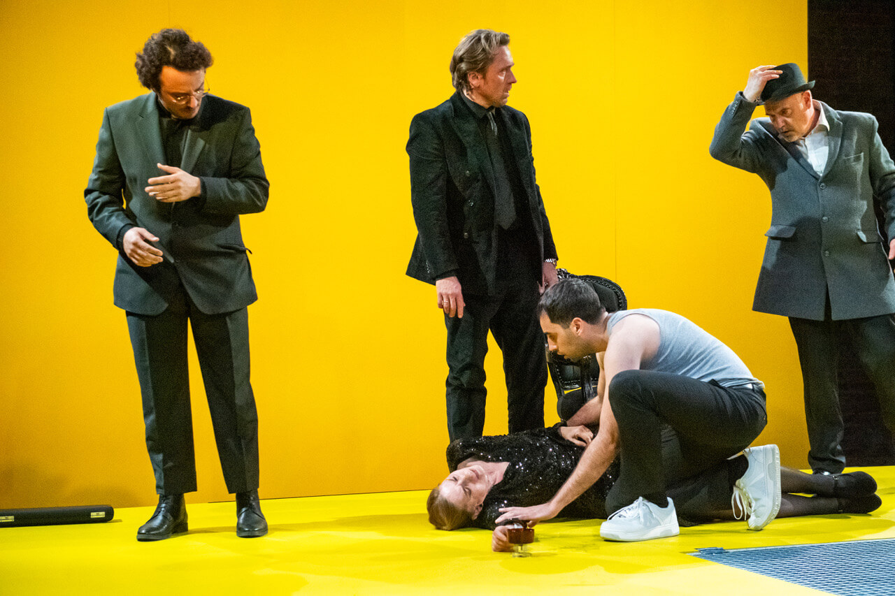 Kritik: William Shakespeare: Hamlet | Naumburg | Die Deutsche Bühne