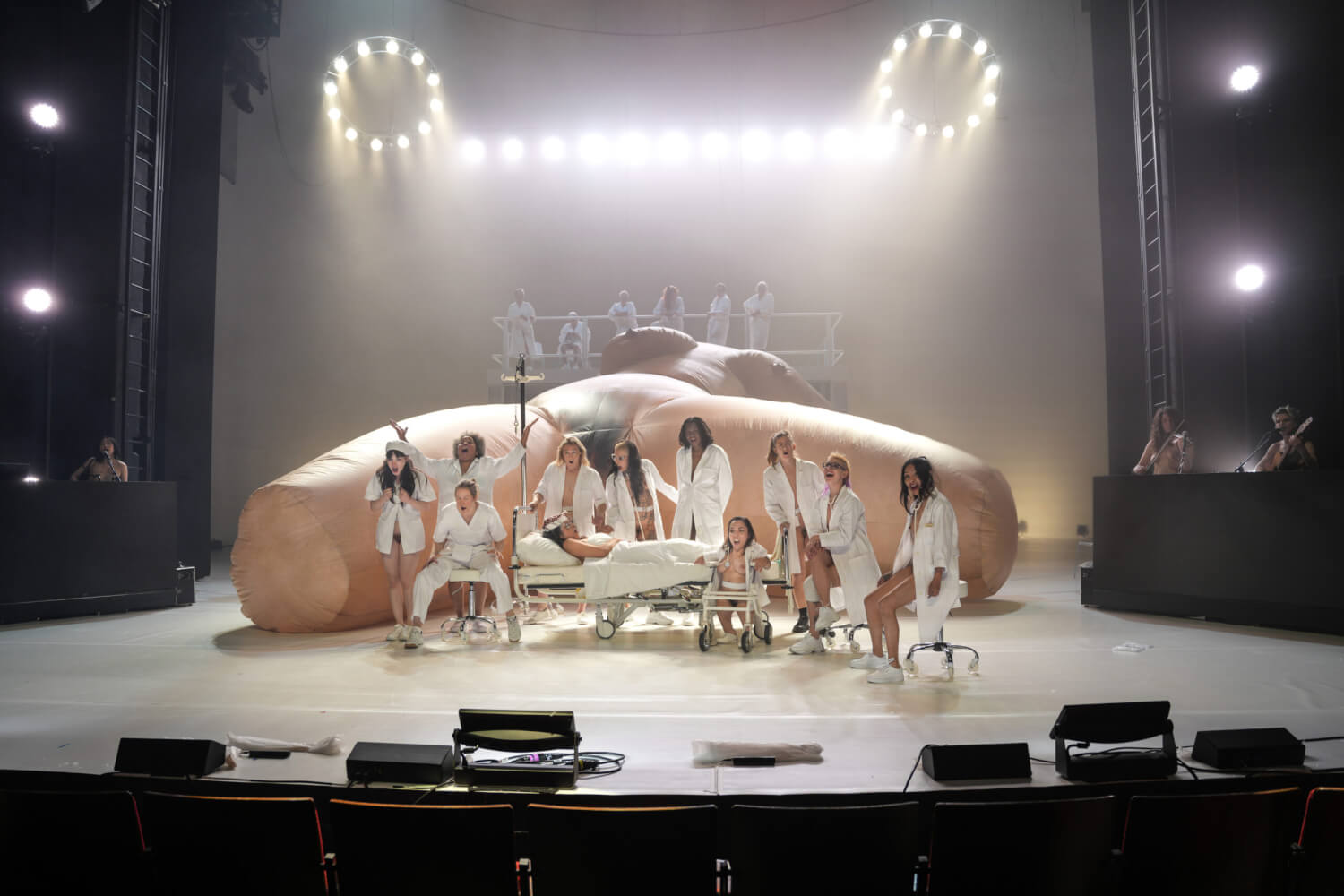 Kritik: Florentina Holzinger: A Year without Summer | Berlin | Die ...