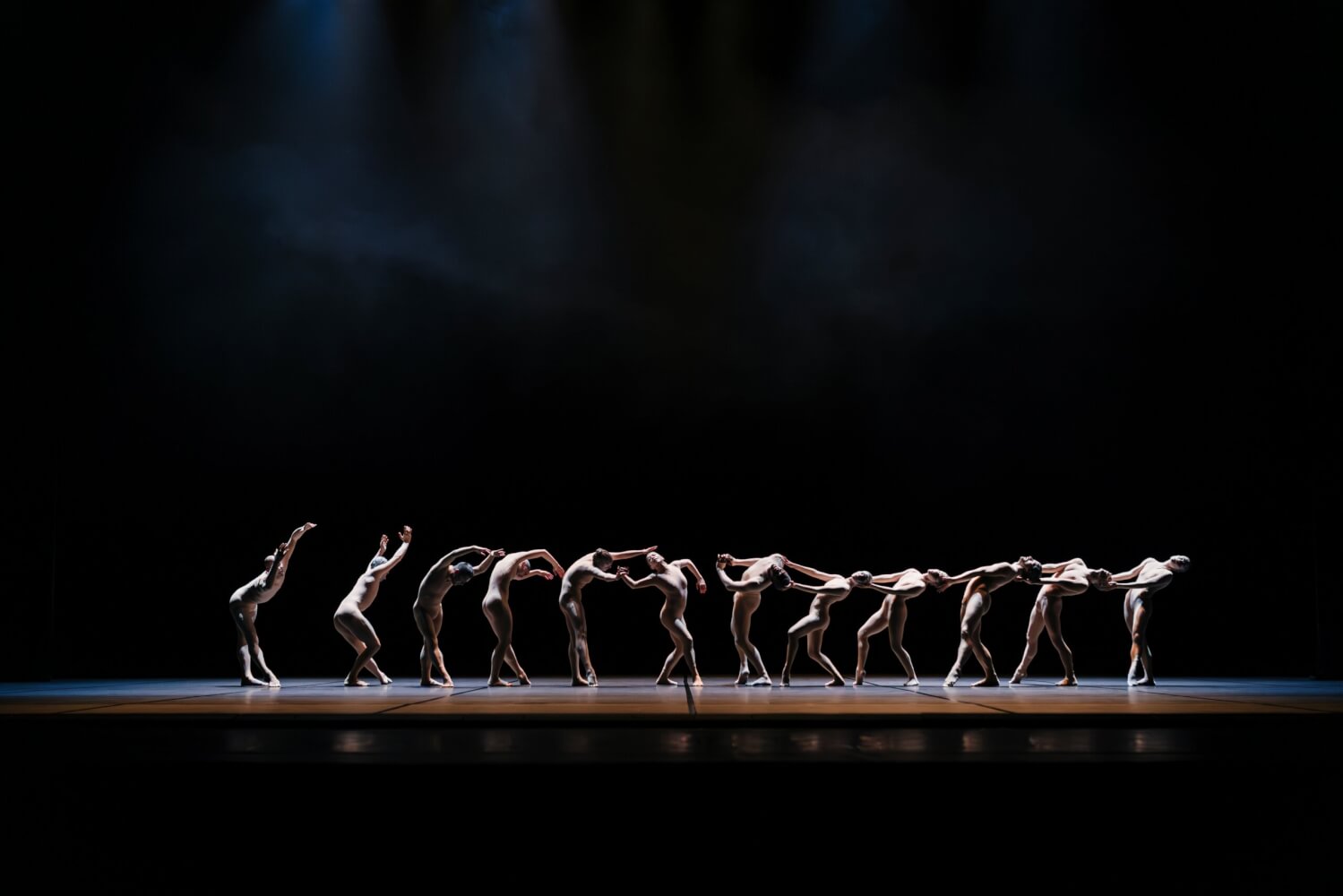 Kritik: Sharon Eyal, Gai Behar: Corps de Walk | Wiesbaden | Die ...