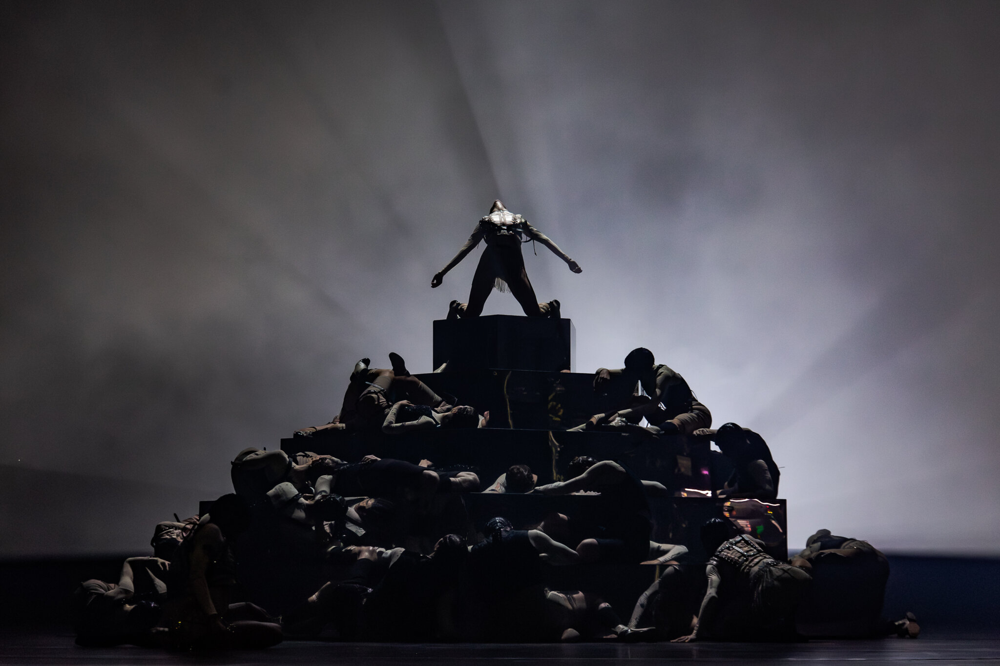 Kritik: Marcos Morau: Wunderkammer | Berlin | Die Deutsche Bühne